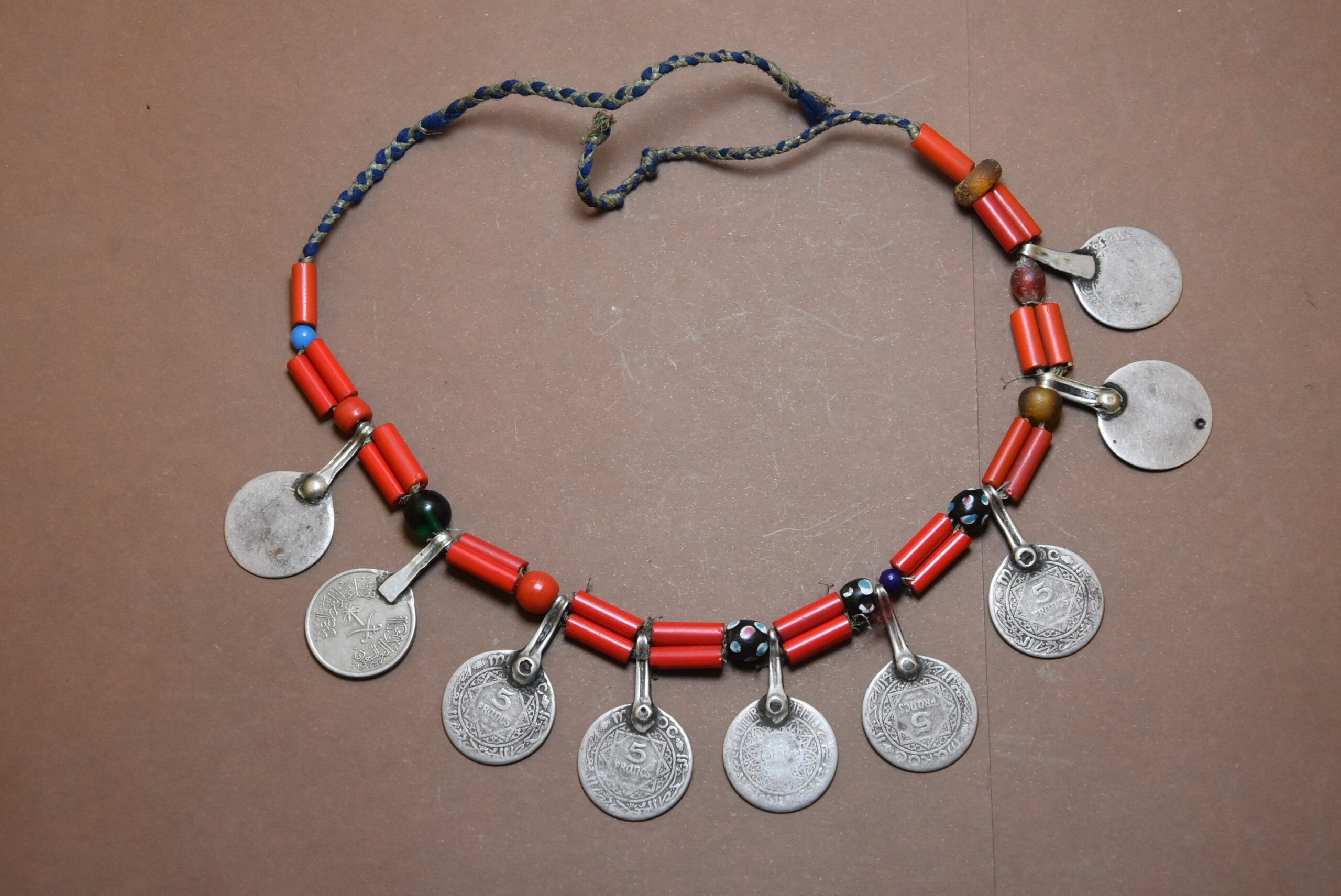 collier berbère en verre ancienne subsaharienne avec des vieilles ...